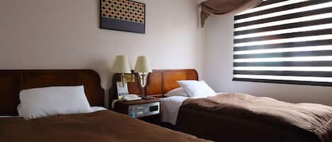 Quarto Twin, fumadores | Roupa de alta qualidade, edredões de penas, secretária