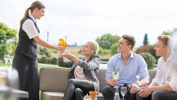 Pequenos-almoços servidos, cozinha alemã, com vista para o jardim