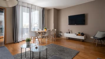 Apartamento Superior, 2 quartos | Sala de estar | TV de ecrã plano