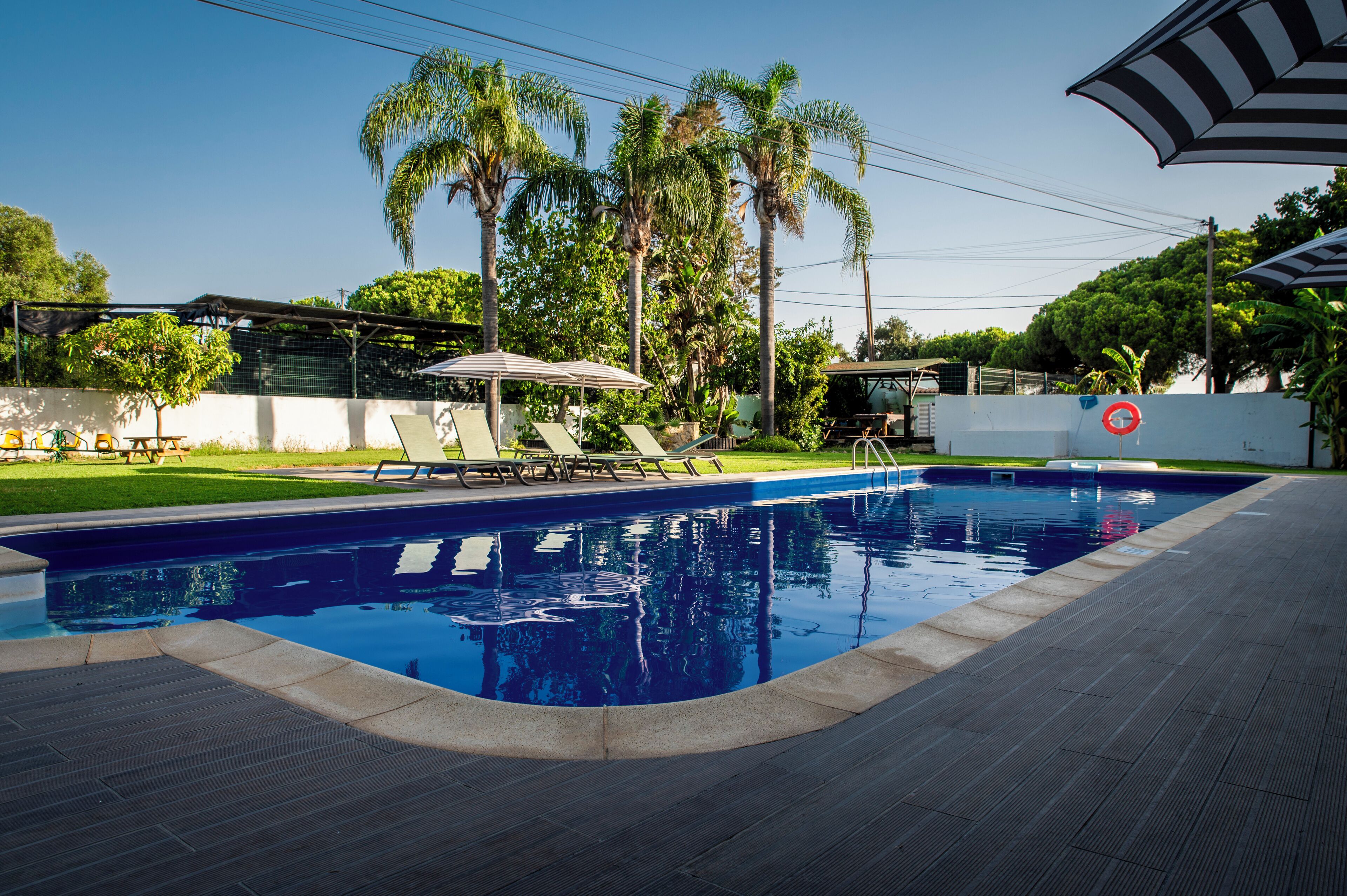 2 piscinas exteriores, guarda-sóis, espreguiçadeiras 