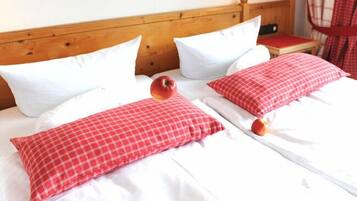 Quarto Duplo | Com mobília individualizada, secretária, cortinas/cortinados opacos