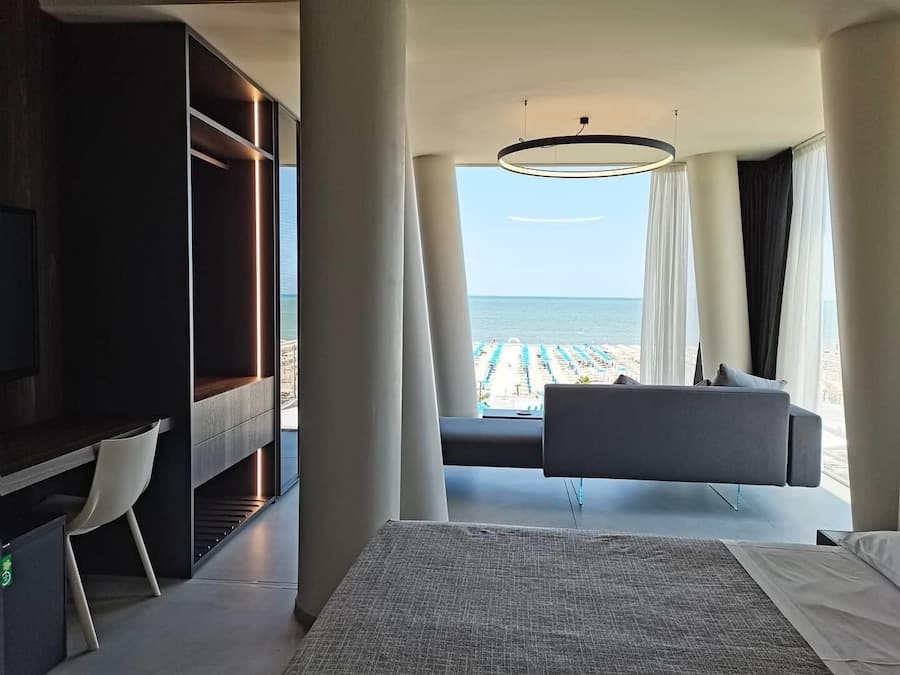 Suíte estúdio panorâmica, vista para o mar | Frigobar, cofres nos quartos, individualmente decorados, escrivaninha