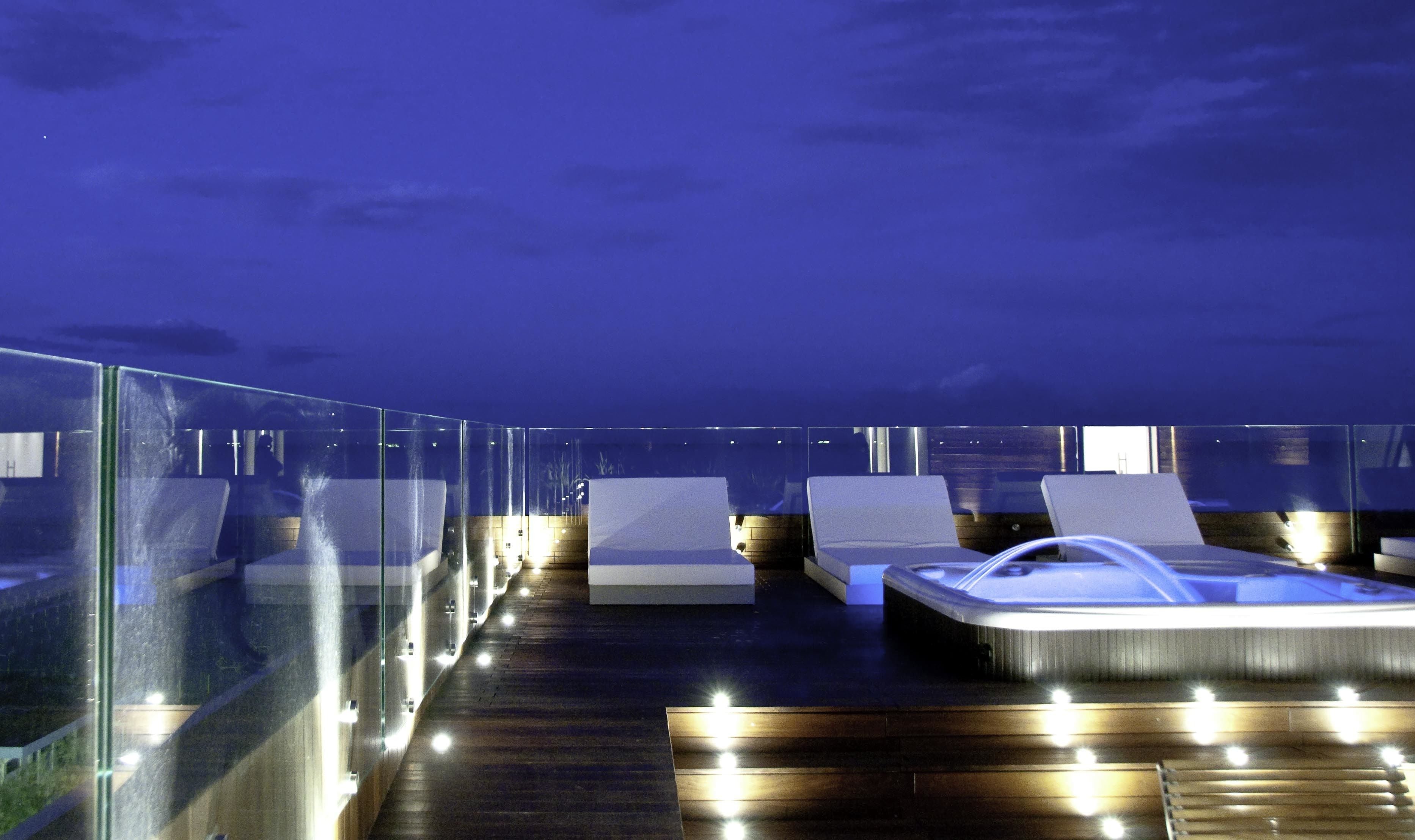 Terraço com espreguiçadeiras