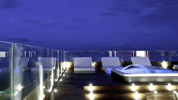 Terraço com espreguiçadeiras