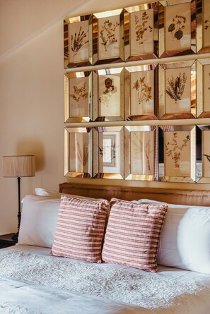 Quarto Deluxe | Roupa de alta qualidade, minibar, cofre no quarto, Wi-fi grátis