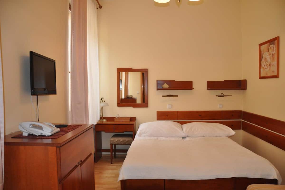 Quarto casal ou duplo standard | Frigobar, cofres nos quartos, escrivaninha, quartos à prova de som