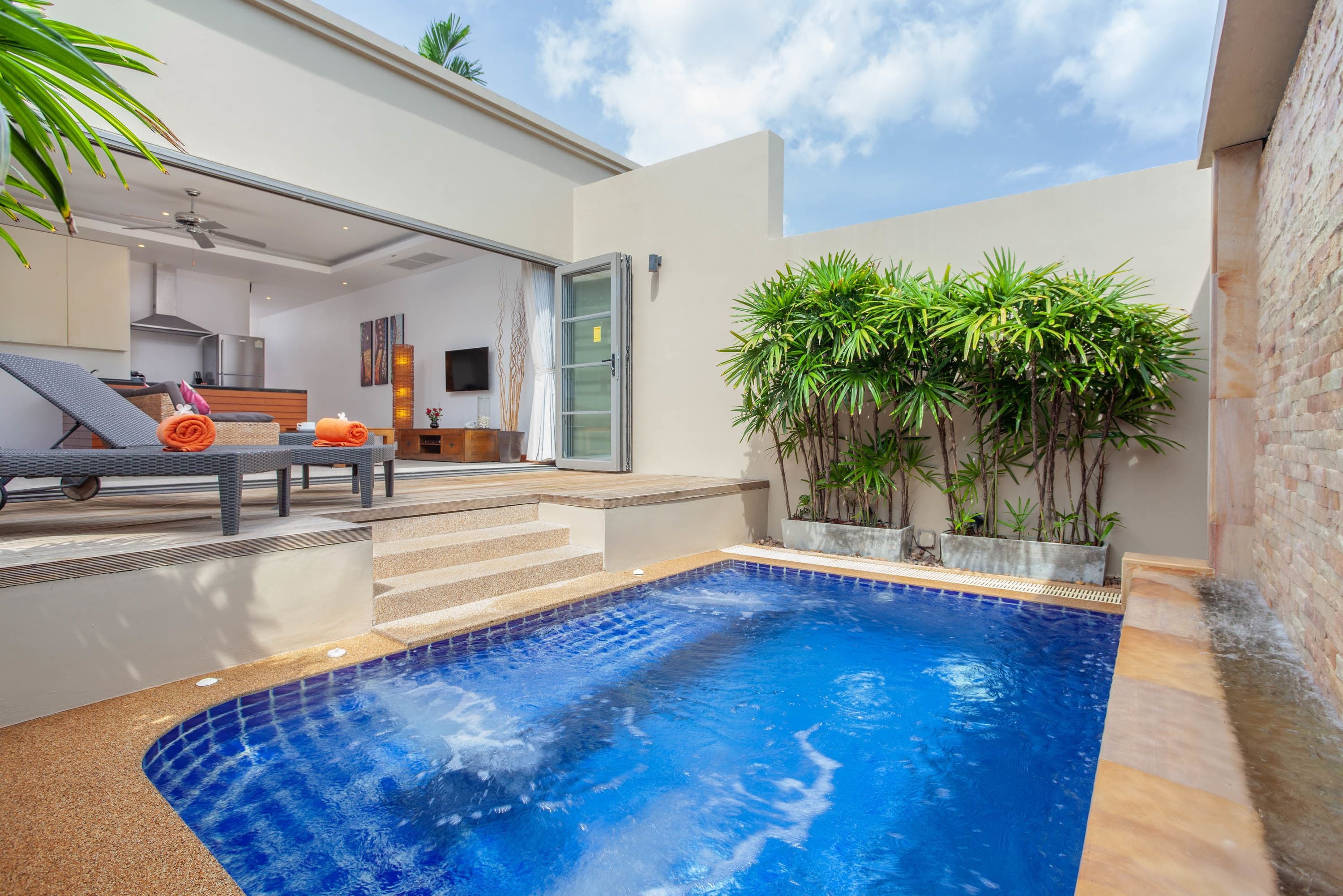 Roupas de cama premium, frigobar, cofres nos quartos