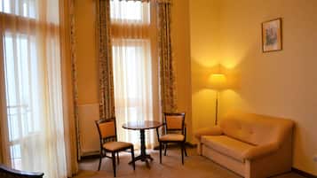 Apartamento Deluxe, 2 quartos (2 people) | Sala de estar | Televisor