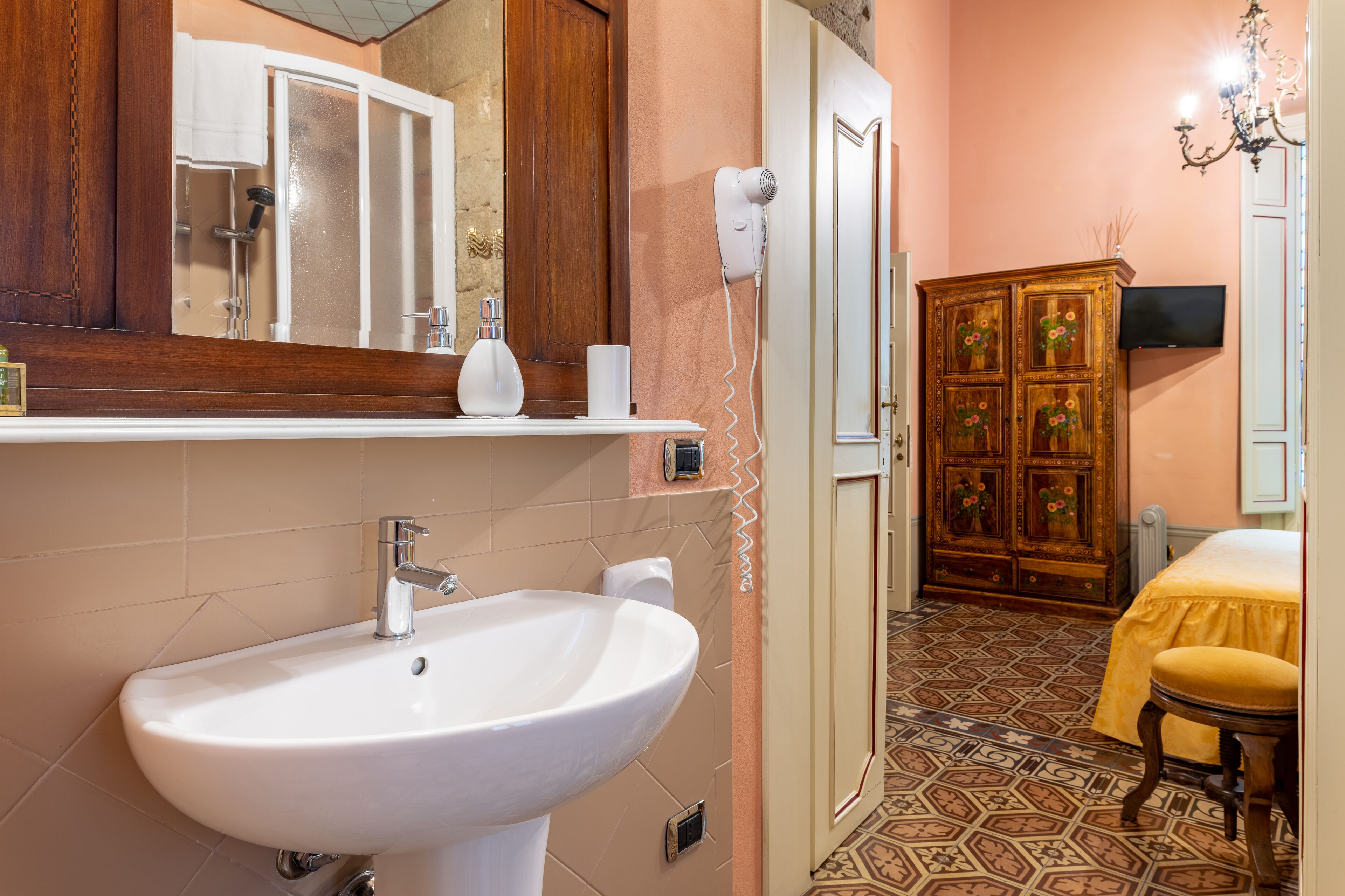 Chuveiro, produtos de toalete grátis, secador de cabelo, chinelos