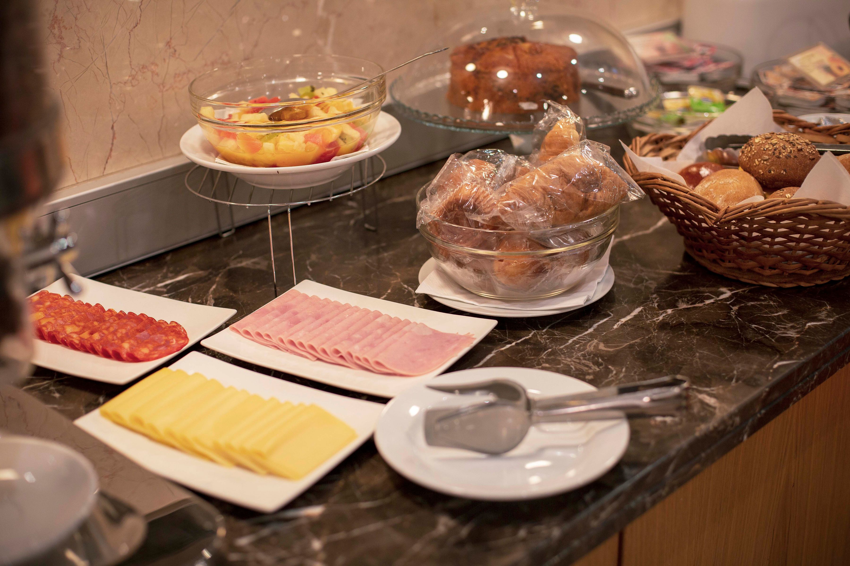 Pequeno-almoço tipo buffet diário mediante uma taxa 