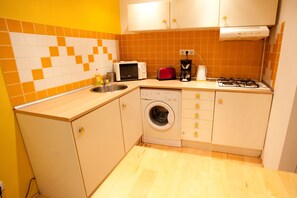 Um frigorífico, um micro-ondas, uma placa de cozinha
