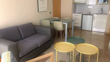 Apartamento Familiar (2 Adults + 2 Children) | Sala | Televisor LCD de 32 polegadas com canais digitais, televisor