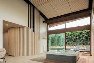 Sauna, banheira de hidromassagem, tratamentos corporais 