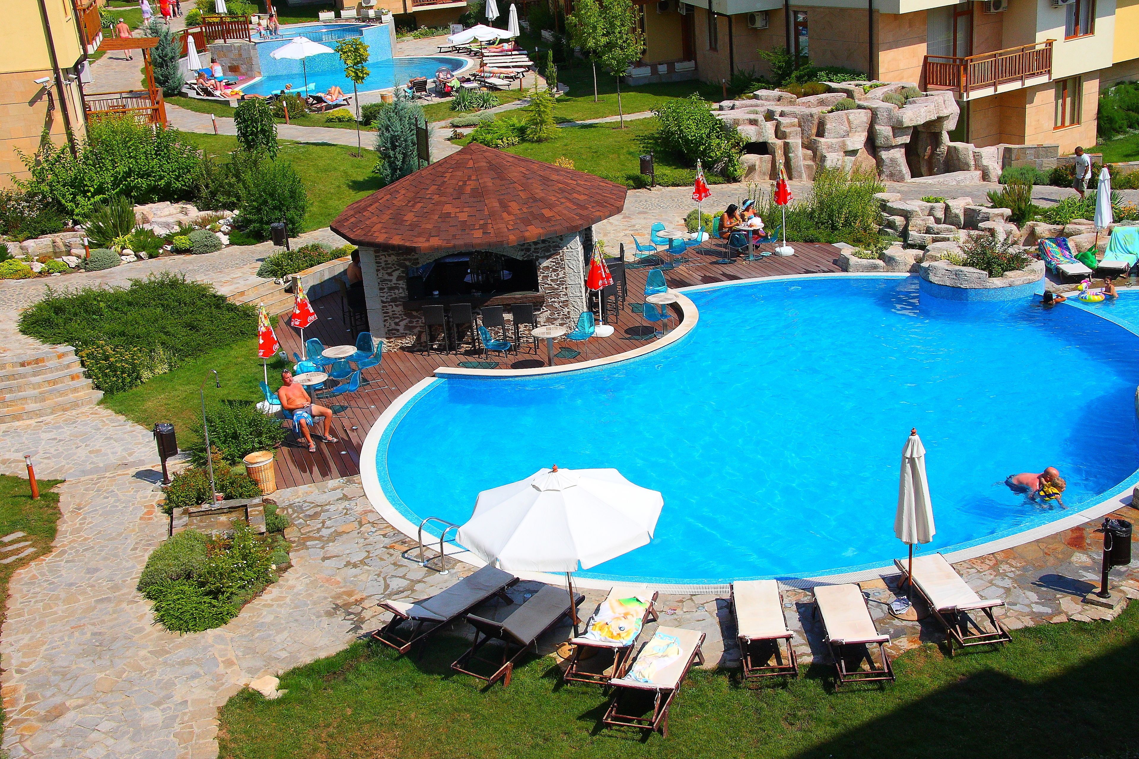 Piscina interior, 8 piscinas exteriores 