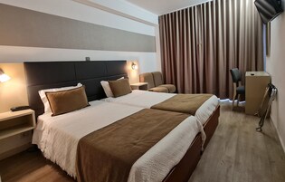 Quarto Standard | Secretária, secretária adequada para computadores portáteis 