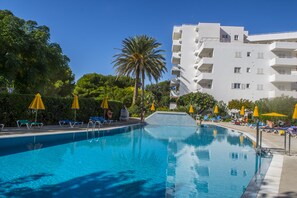 Piscina exterior, guarda-sóis, espreguiçadeiras 