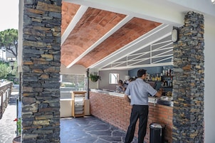 Bar à beira da piscina