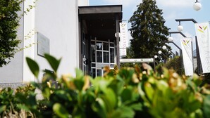 Entrada de um edifício com um letreiro indicando restaurante e estacionamento.