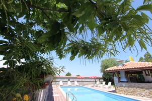 Piscina exterior, guarda-sóis, espreguiçadeiras 