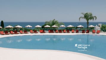 2 piscinas exteriores, da(s) 10:00 à(s) 20:00, guarda-sóis