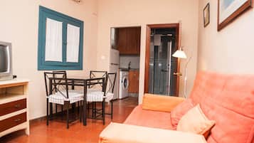 Quarto superior, 2 quartos, cozinha americana, no piso térreo (for 5 people) | Sala de estar