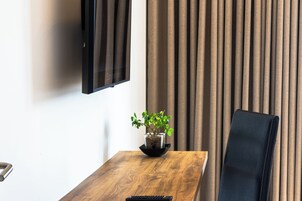 Quarto casal standard | Frigobar, cofres nos quartos, escrivaninha, quartos à prova de som