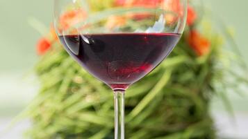 Uma taça de vinho tinto sobre uma mesa.