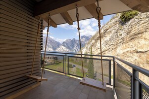 Quarto triplo superior, vista para o lago | Terraço/pátio