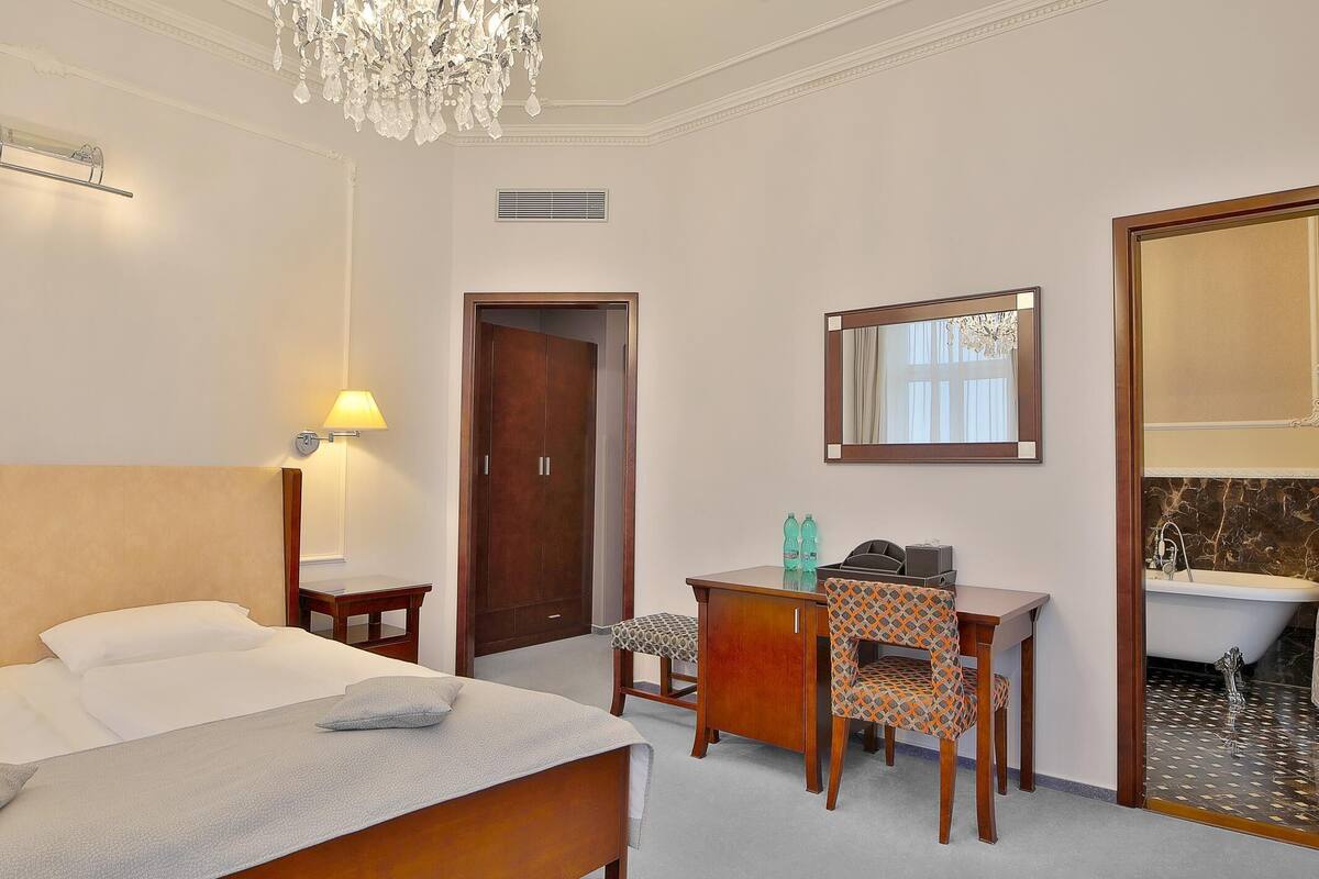 Suite Deluxe, 1 cama king-size, casa de banho anexa, Vista para a cidade | 1 quarto, roupa hipoalergénica, minibar, cofre no quarto