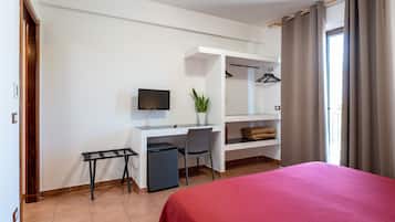 Frigobar, cofres nos quartos, escrivaninha, cortinas blackout