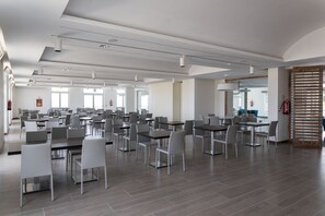 Café da manhã com buffet grátis todos os dias