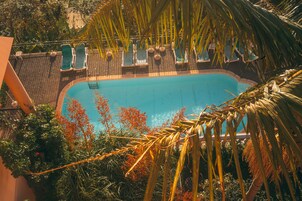 Piscina externa, guarda-sóis, espreguiçadeiras