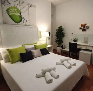 Quarto Duplo Básico, 1 cama de casal ou 2 camas individuais, não fumadores | Edredões de penas, cofre no quarto, secretária, Wi-fi grátis 