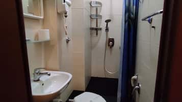 Quarto solteiro econômico | Banheiro | Chuveiro, produtos de toalete grátis, toalhas de banho