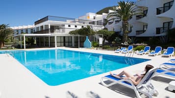 Piscina externa sazonal, funciona das 8h às 20h, guarda-sóis