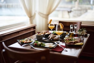 Café da manhã com buffet todos os dias mediante uma taxa
