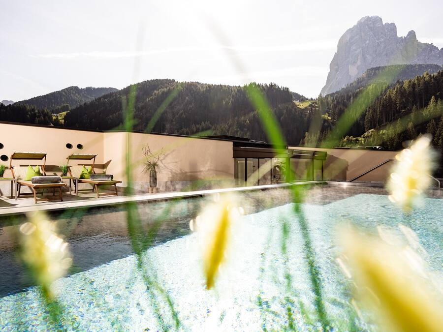 Piscina externa, funciona das 14h às 20h, espreguiçadeiras