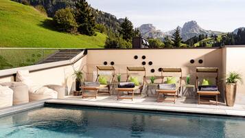 Piscina externa, funciona das 14h às 20h, espreguiçadeiras