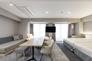 Cofre no quarto, secretária, cortinas/cortinados opacos 