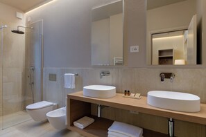 Quarto Duplo ou Twin Superior, 1 quarto | Casa de banho | Artigos de higiene ecológicos, um bidé, toalhas fornecidas 