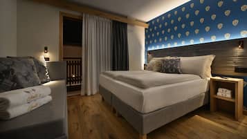 Quarto triplo, sacada | Edredons de pluma, frigobar, cofres nos quartos, escrivaninha