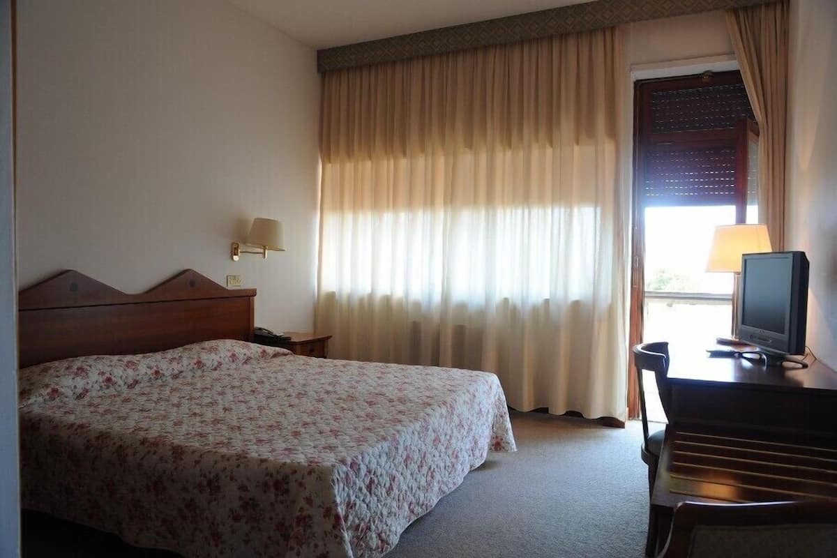 Quarto casal ou duplo | Cofres nos quartos, escrivaninha, camas extras/dobráveis (sobretaxa)