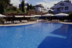 Piscina externa, funciona das 10h às 19h, guarda-sóis, espreguiçadeiras