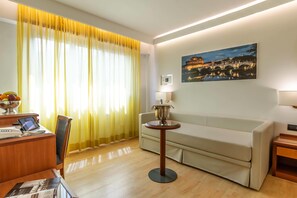 Suite Familiar | Roupa hipoalergénica, minibar, cofre no quarto, secretária 