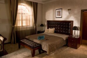 Camas com colchões pillow-top, frigobar, cofres nos quartos