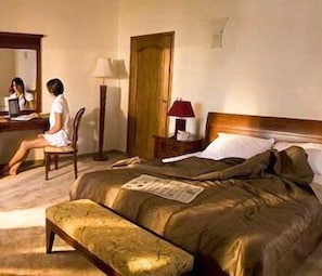 Camas com colchões pillow-top, frigobar, cofres nos quartos