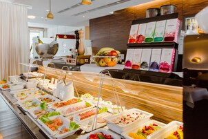 Café da manhã com buffet todos os dias (EUR 25 por pessoa) 