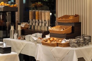 Café da manhã com buffet todos os dias mediante uma taxa