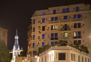 Fachada do alojamento (tarde/noite)