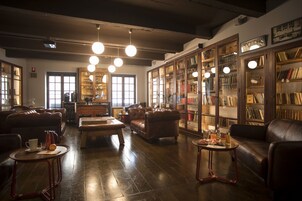 Este bar no lobby do hotel 